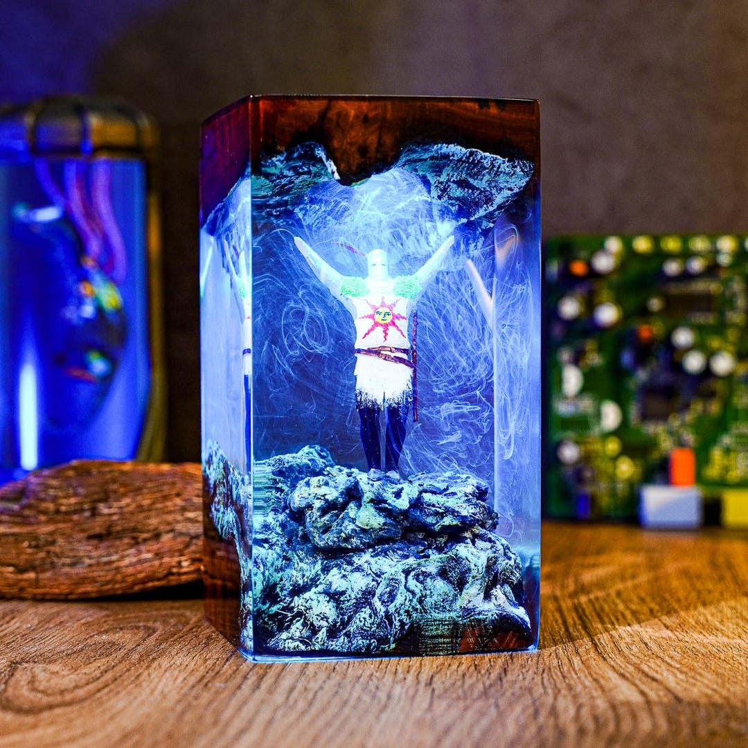 Solaire of Astora Resin Lamp – Praise the Sun LED Light | Dark Sou/s ...