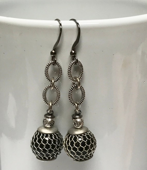 Vintage STEAMPUNK Black Lucite Wire Wrapped Mesh Bead… - Gem