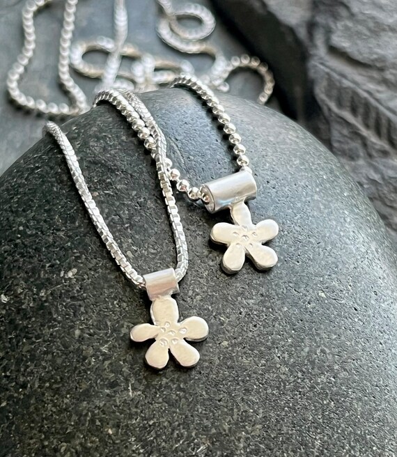 Simple flower necklace store