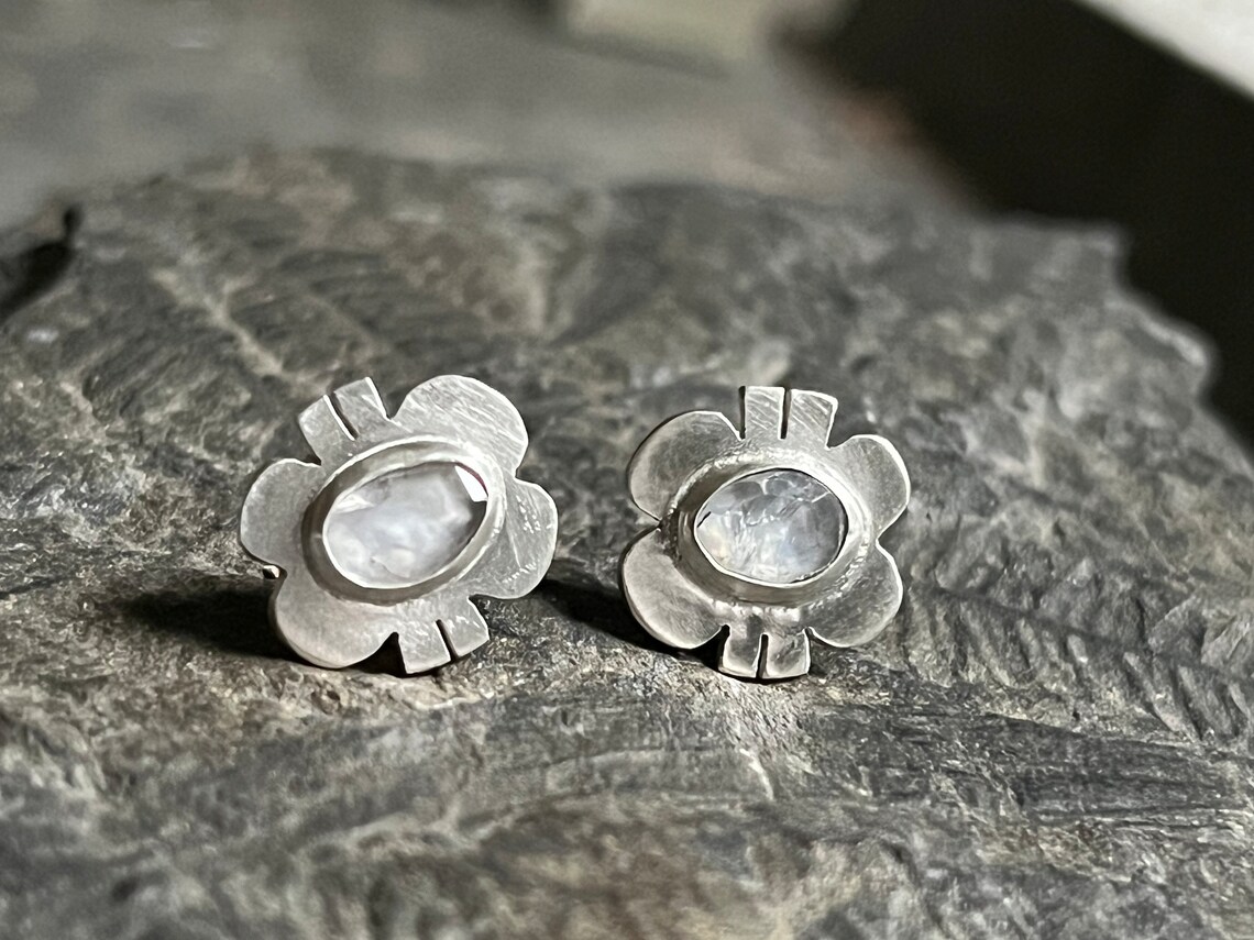 Pendientes de botón BLOOM de zafiro Umba azul grisáceo pálido - Etsy México