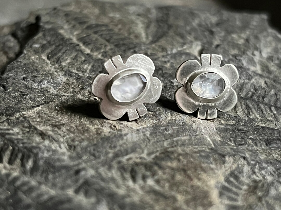 Pendientes de botón BLOOM de zafiro Umba azul grisáceo pálido - Etsy México