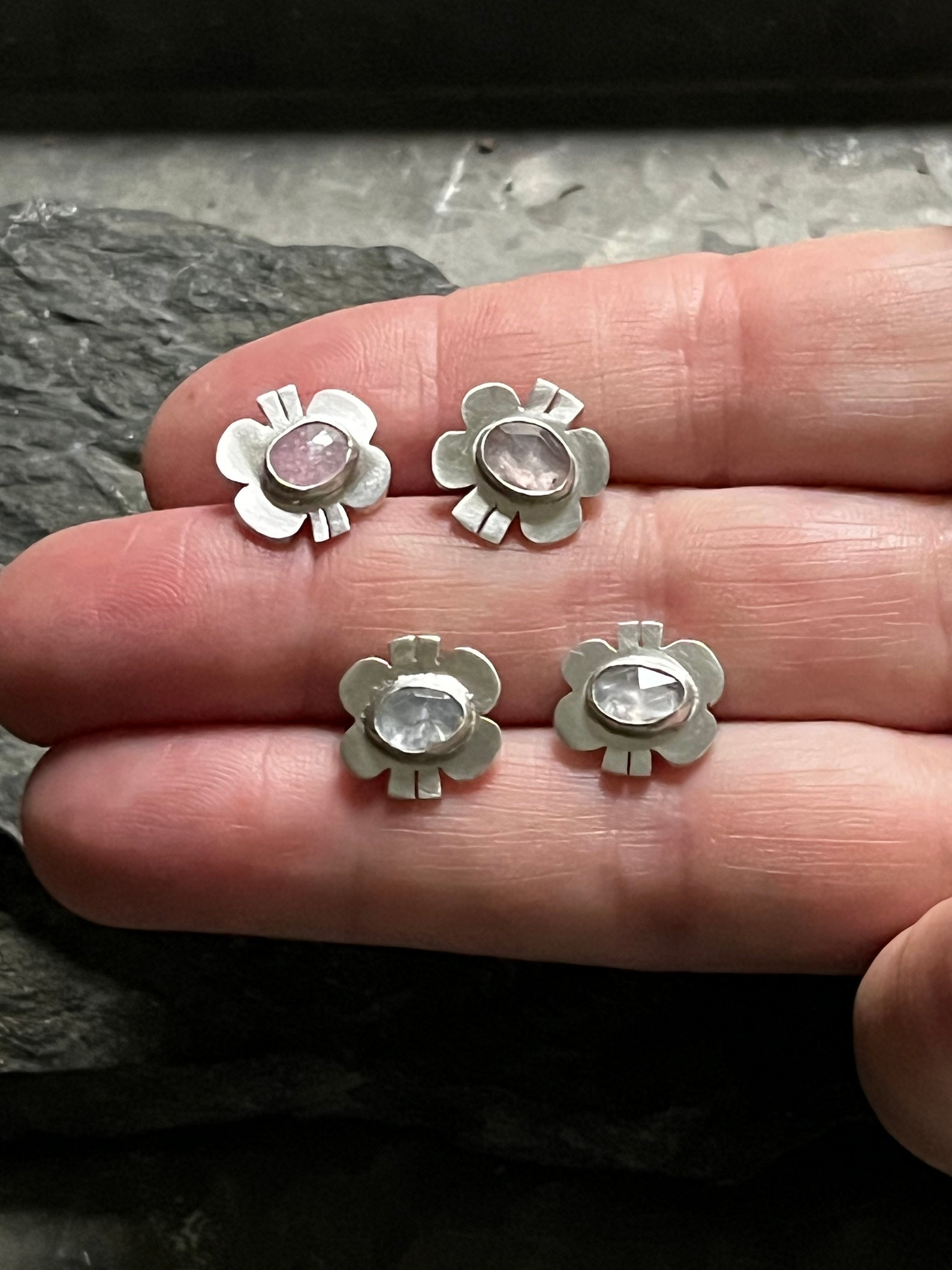 Pendientes de botón BLOOM de zafiro Umba azul grisáceo pálido - Etsy México