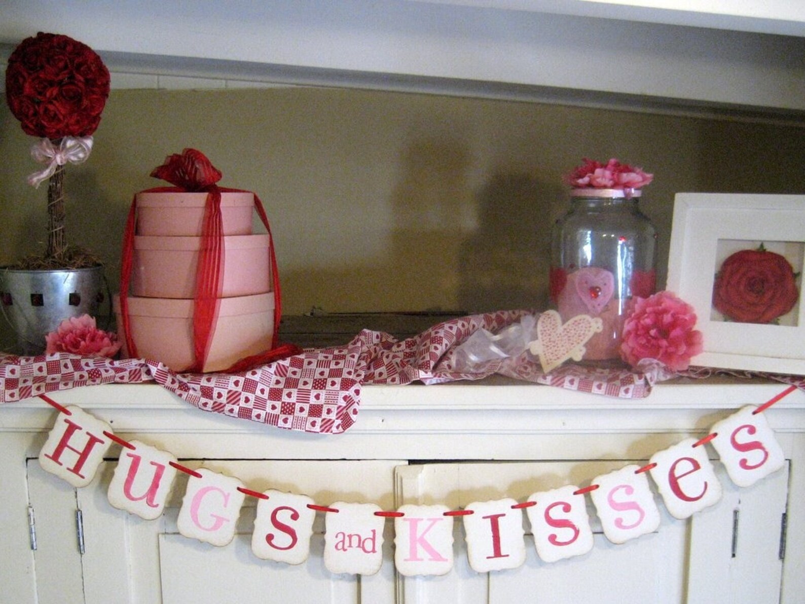 Valentine Banner HUGS and KISSES Decoration - Etsy