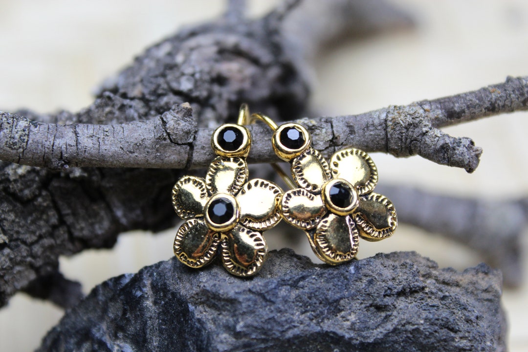 Vintage Jewelry From the 90s: Poggy, Metal Pointus, Cyclope. Find ...