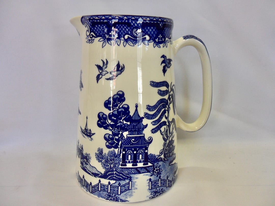 4 Pint Earthenware Jug in Blue Willow Design by Heron Cross Pottery - Etsy