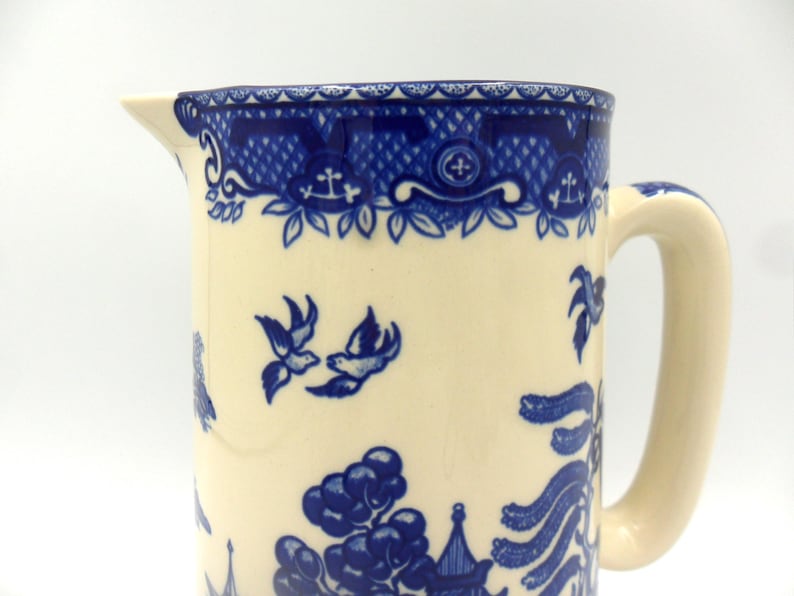 2 Pint Earthenware Jug in Blue Willow Design by Heron Cross Pottery - Etsy