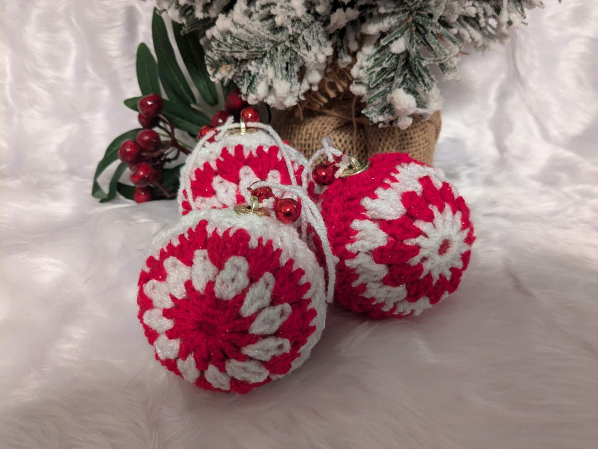 Christmas Handmade Crocheted Tree Baubles Red/white set of 3 DNC-187 - Etsy
