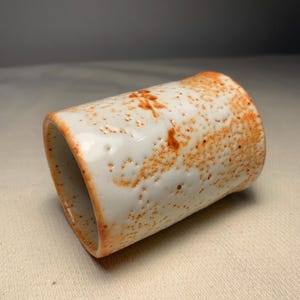 125ml - 20th Japanese Hayashi Ryoji Red Shino Ware Iron Painted Teacup ...