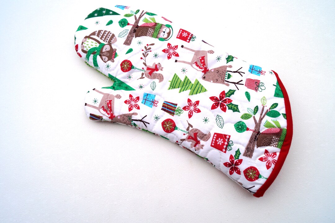 Christmas Fabric Oven Mitt With Nostalgic Print, Quilted Holiday Oven ...