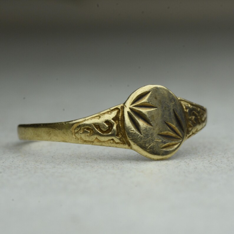 9ct Gold Pinky Signet Ring Child's Vintage Etched Design Floral Leaf ...