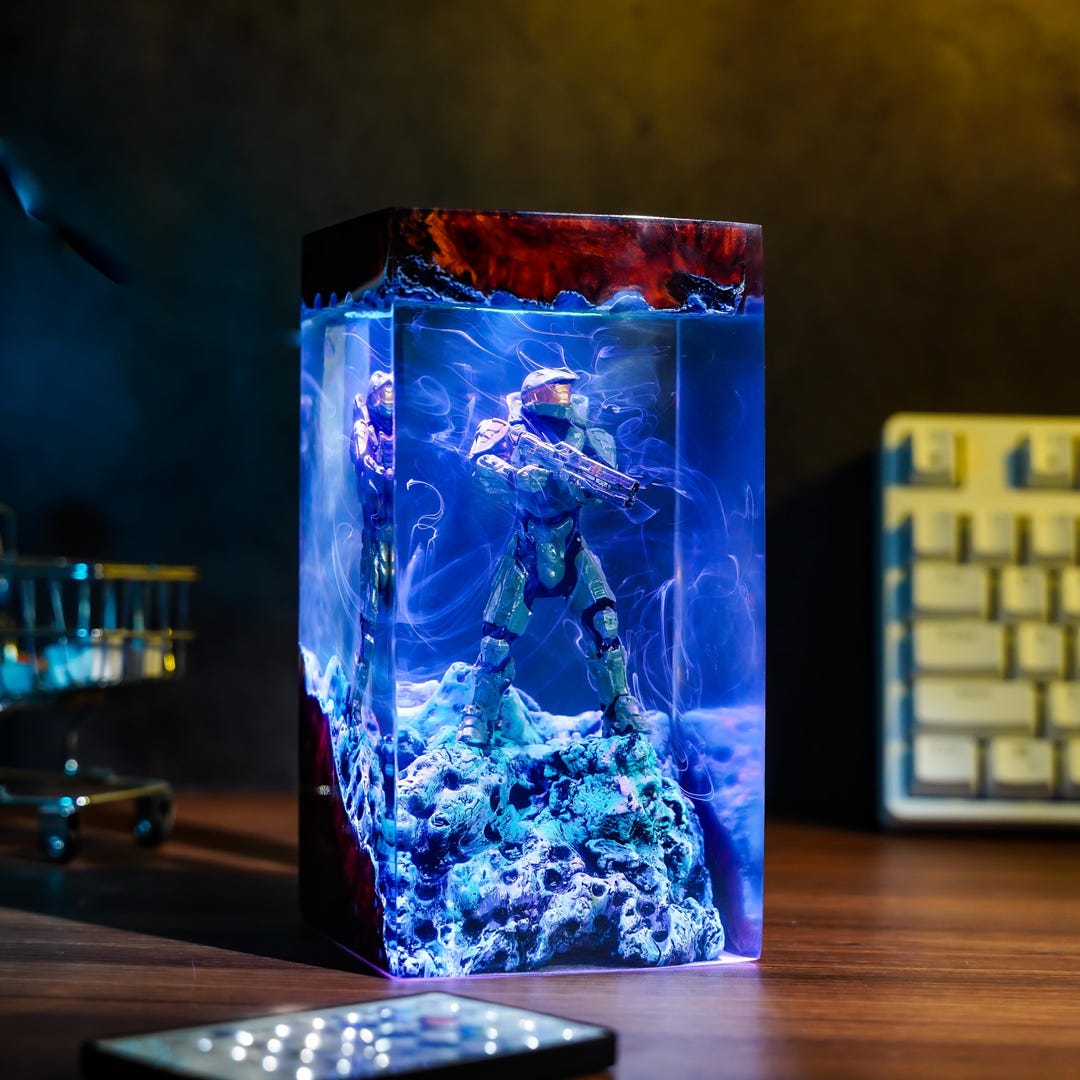 Master Chief Resin Lamp - H.A.L.0 Inspired Diorama Night Light, LED ...