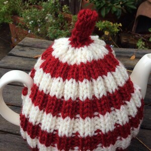 Traditional English Tea Cosy 4-6 Cup Pot Red and Cream, Teapot Warmer ...