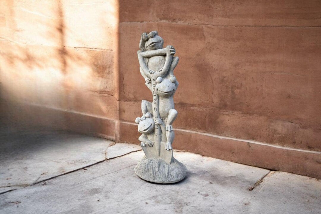 Three Frogs on Shovel Concrete Welcome Sign Stone Frogs Decoration Toad ...