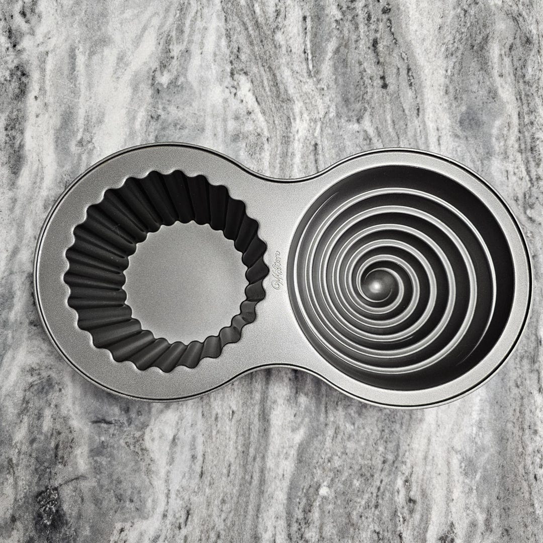 Wilton Giant 3D Cupcake Pan Large Non-stick Mold Baking Cake Pan - Read ...