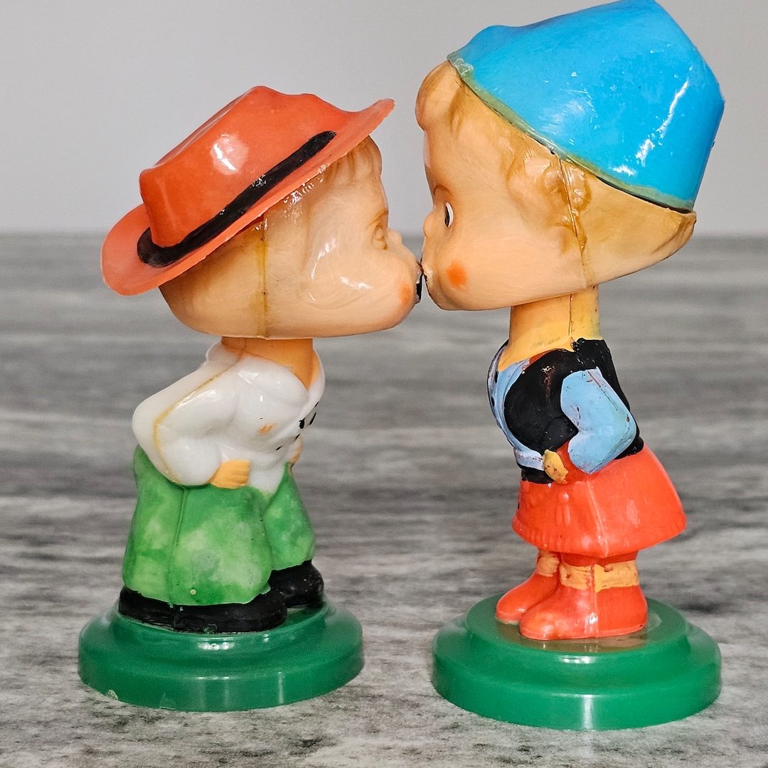 Vintage Magnetic Kissing Bobblehead Boy and Girl Plastic Figurines Hong ...