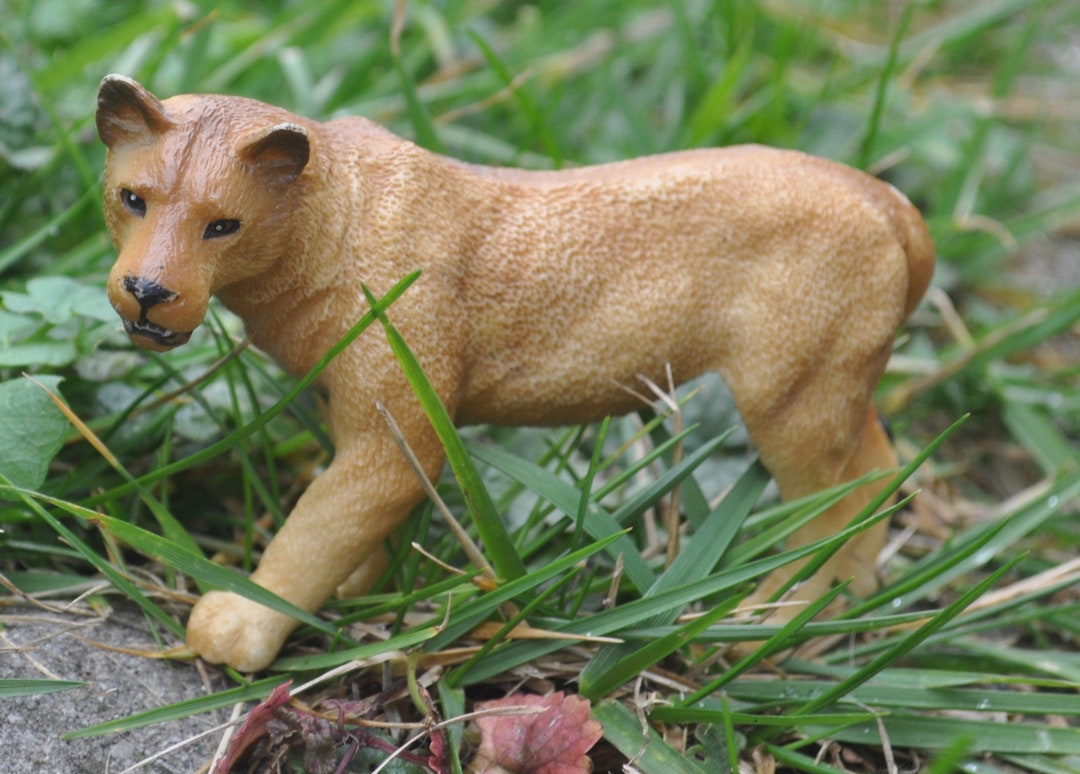 Blip Toys Female Lion Figurine for Diorama, Fairy Garden, Display ...