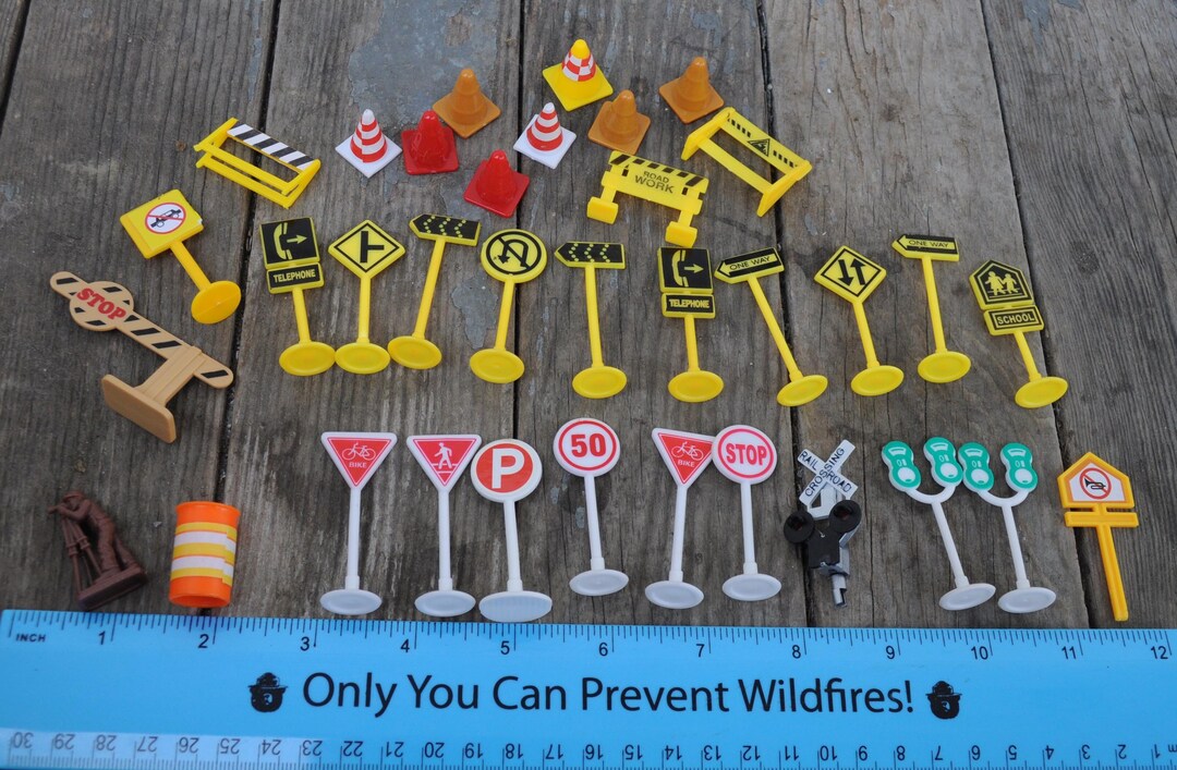 Miniature Road & Traffic Signs for Model Train, Model Car, Display ...