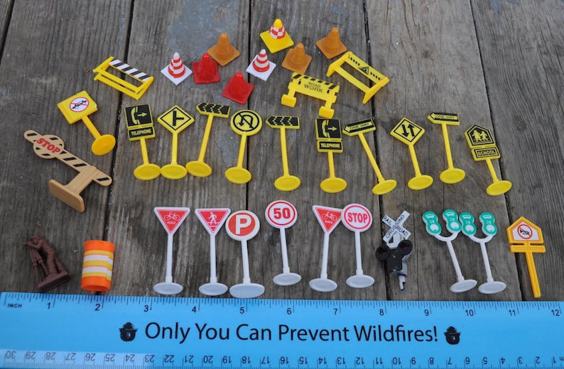 Miniature Road & Traffic Signs for Model Train, Model Car, Display ...