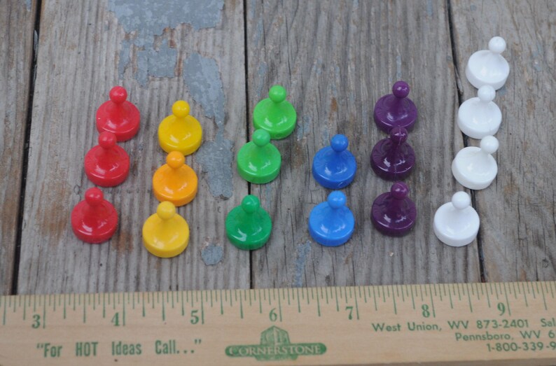 HUGE LOT of Plastic Game Pieces Clue / Cluedo Replacements, Altered Art ...