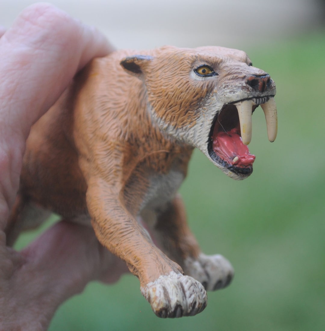 Papo 55022 Smilodon / Sabretooth Tiger Realistic Miniature for Diorama ...
