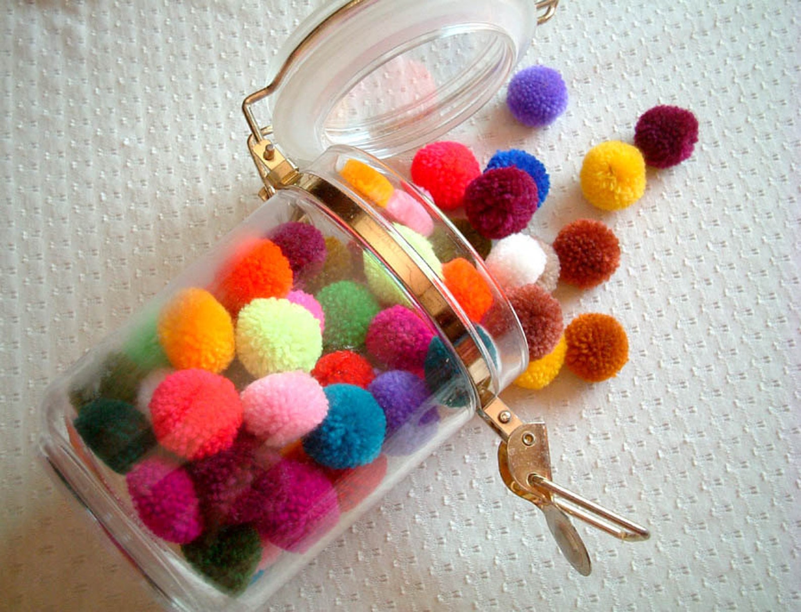 Party Pom Poms: Party Decoration Wedding Decoration Yarn Pom - Etsy