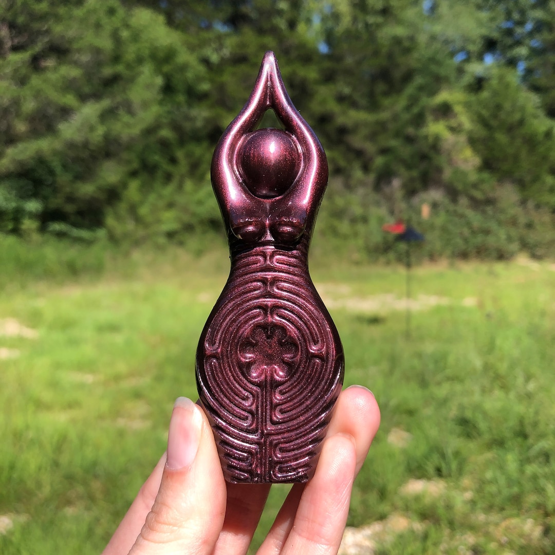 Liberate Labyrinth Goddess Sacred Path Statue Lilith Garnet figurine ...