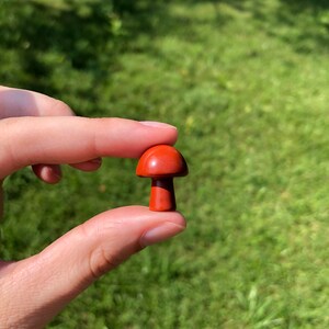 Hongo de piedra tallada Jaspe rojo divino femenino, diosa, diosa mágica ...