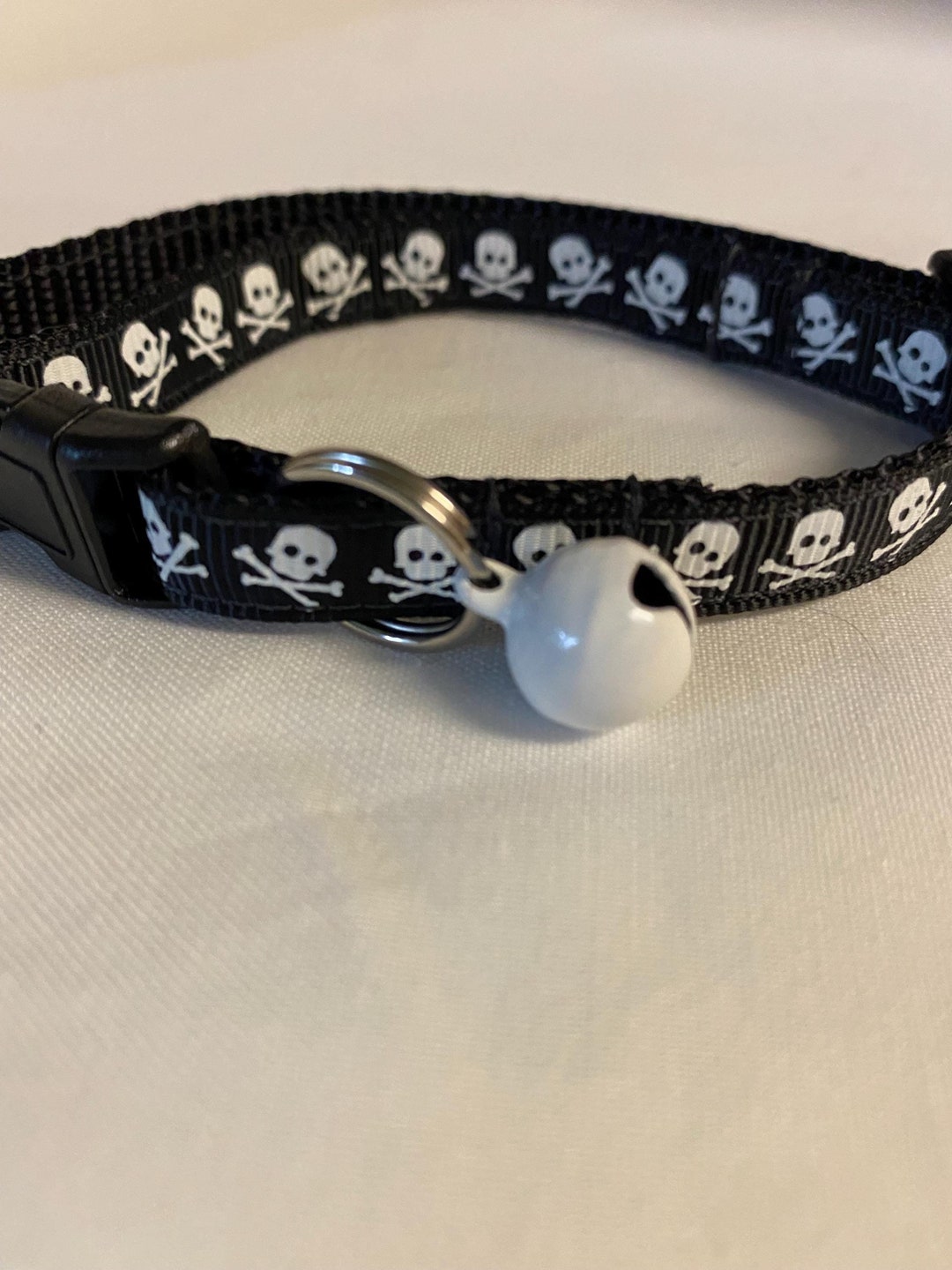 Skull and Crossbones Breakaway Cat, Kitten or Small Dog Collar ...