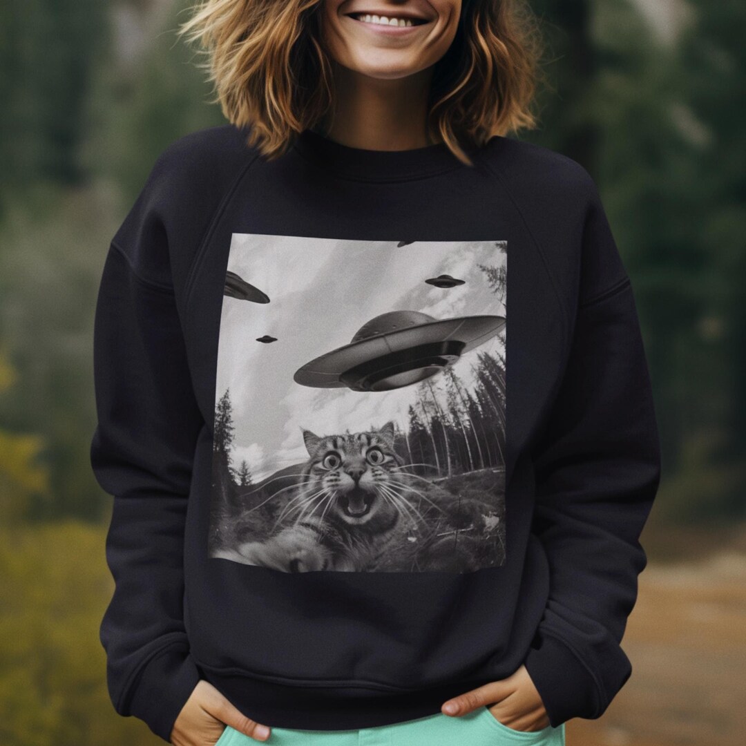 Funny UFO Cat Selfie Shirt | Alien & Cat Lover Graphic Tee | Cool ...