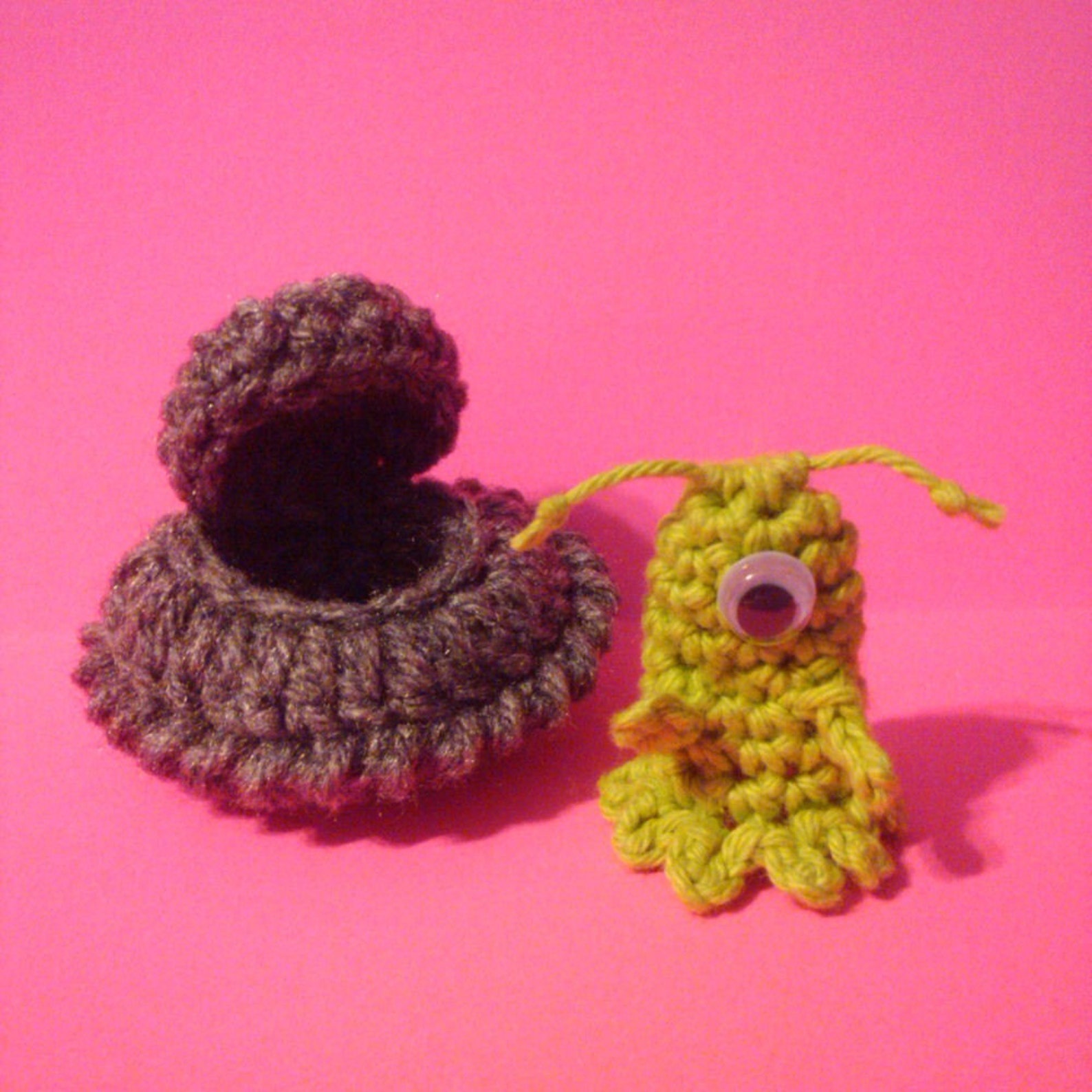 Small Spaceship With Alien Finger Puppet-pattern - Etsy