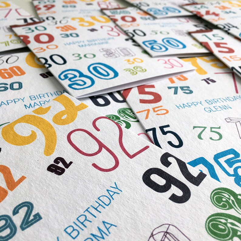 La edad es sólo una tarjeta de cumpleaños personalizada - Etsy España