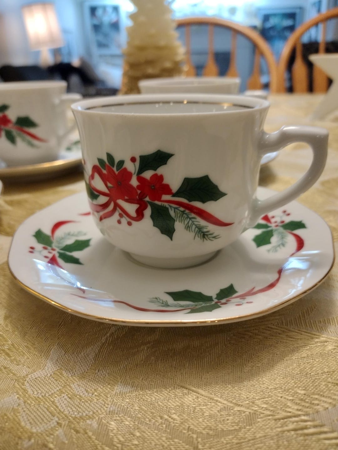 Set of Four Demitasse Tea Cups and Saucers With a Christmas Theme ...