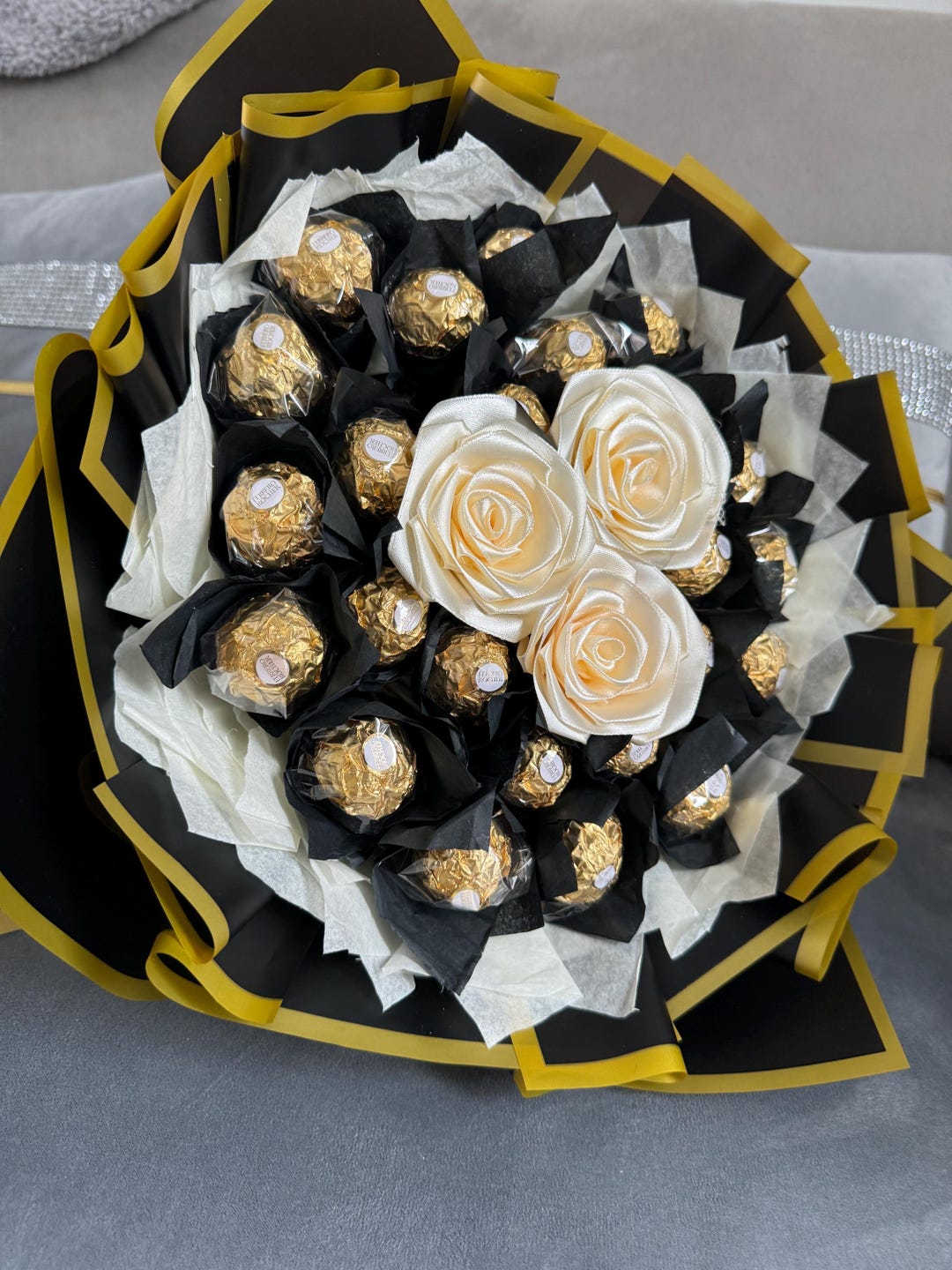 Buquê de chocolate - mix lindor e ferrero rocher - rosa bege - Etsy ...