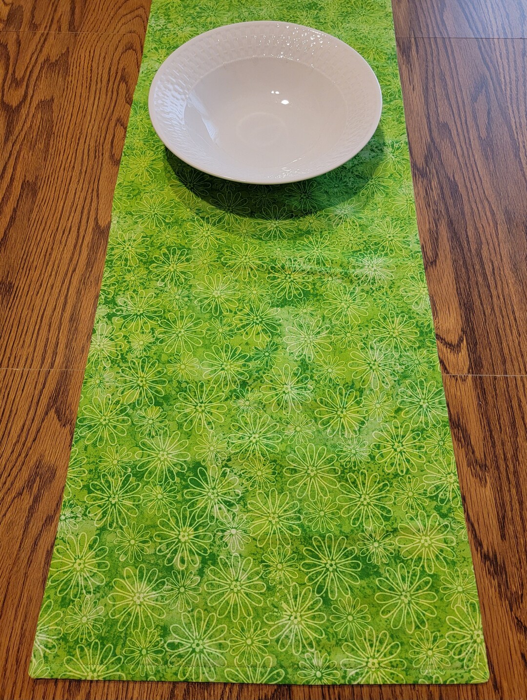 Summer Table Runner White Outlined Flowers on Green Dining Table ...