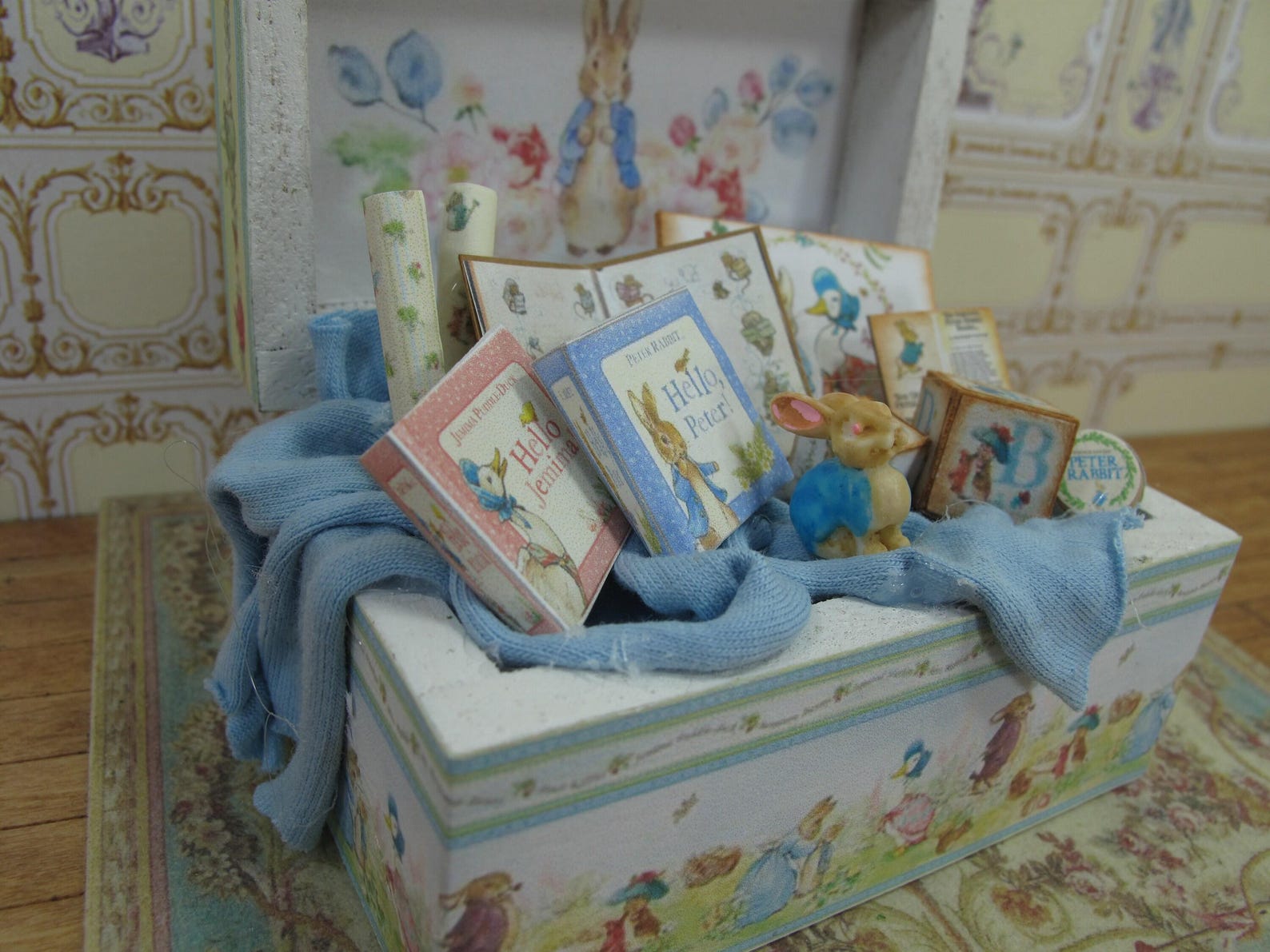 Gaël Dollhouse Miniature Full Peter Rabbit Trunk , Books Petter Rabbit ...
