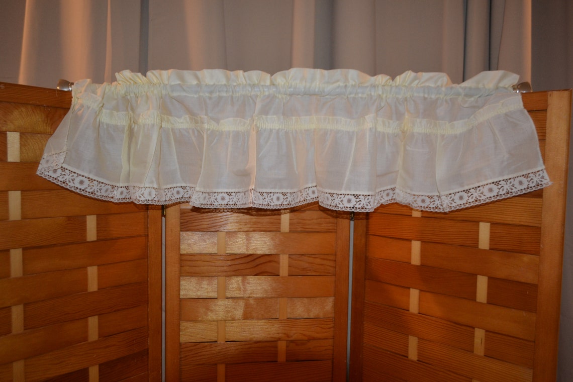 Vintage Valance Kitsch Dixie Soft Yellow With Flower Power - Etsy