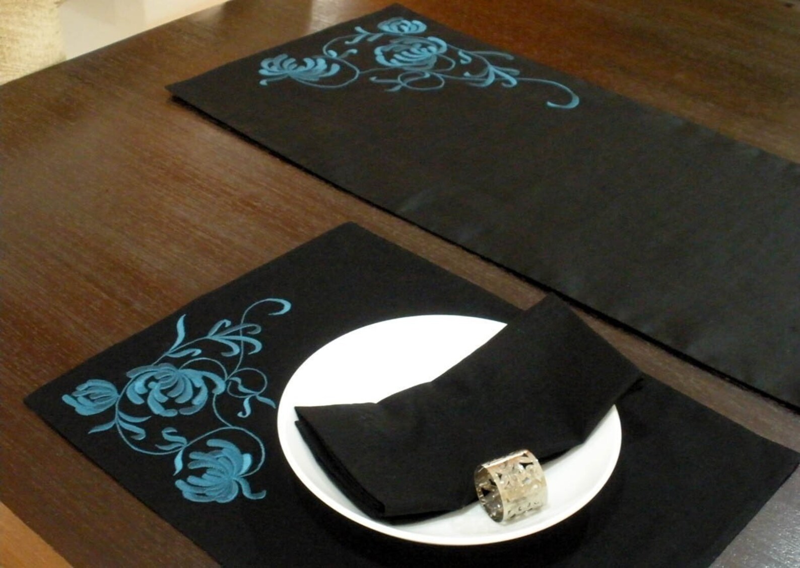 Black Linen Table Runner Embroidered Floral Table Runner - Etsy