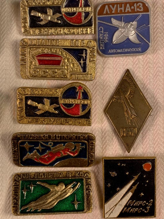 17 badges on the USSR space theme. - Gem