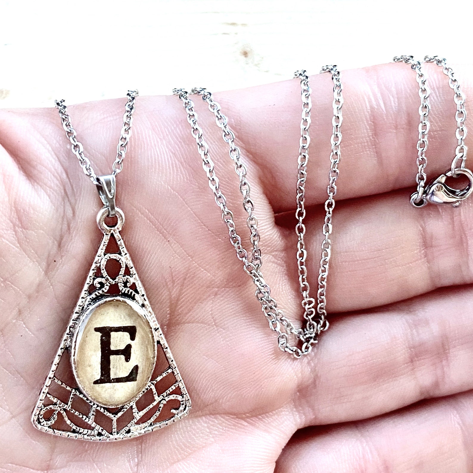 Ornate Letter E Necklace - Etsy Sweden
