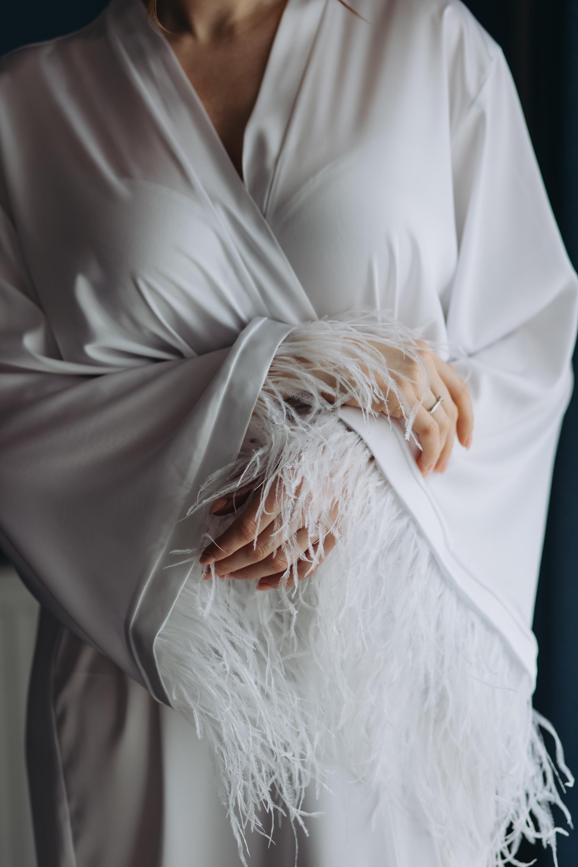 Elegant White Bridal Robe With Double Feather and Wide Sleeves, Outfit ...