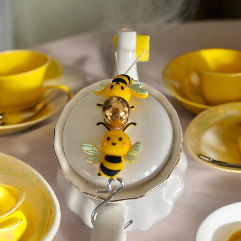 BABY BUMBLEBEES Teapot Drip-catcher and Lid Holder (with Clasp) Tea ...