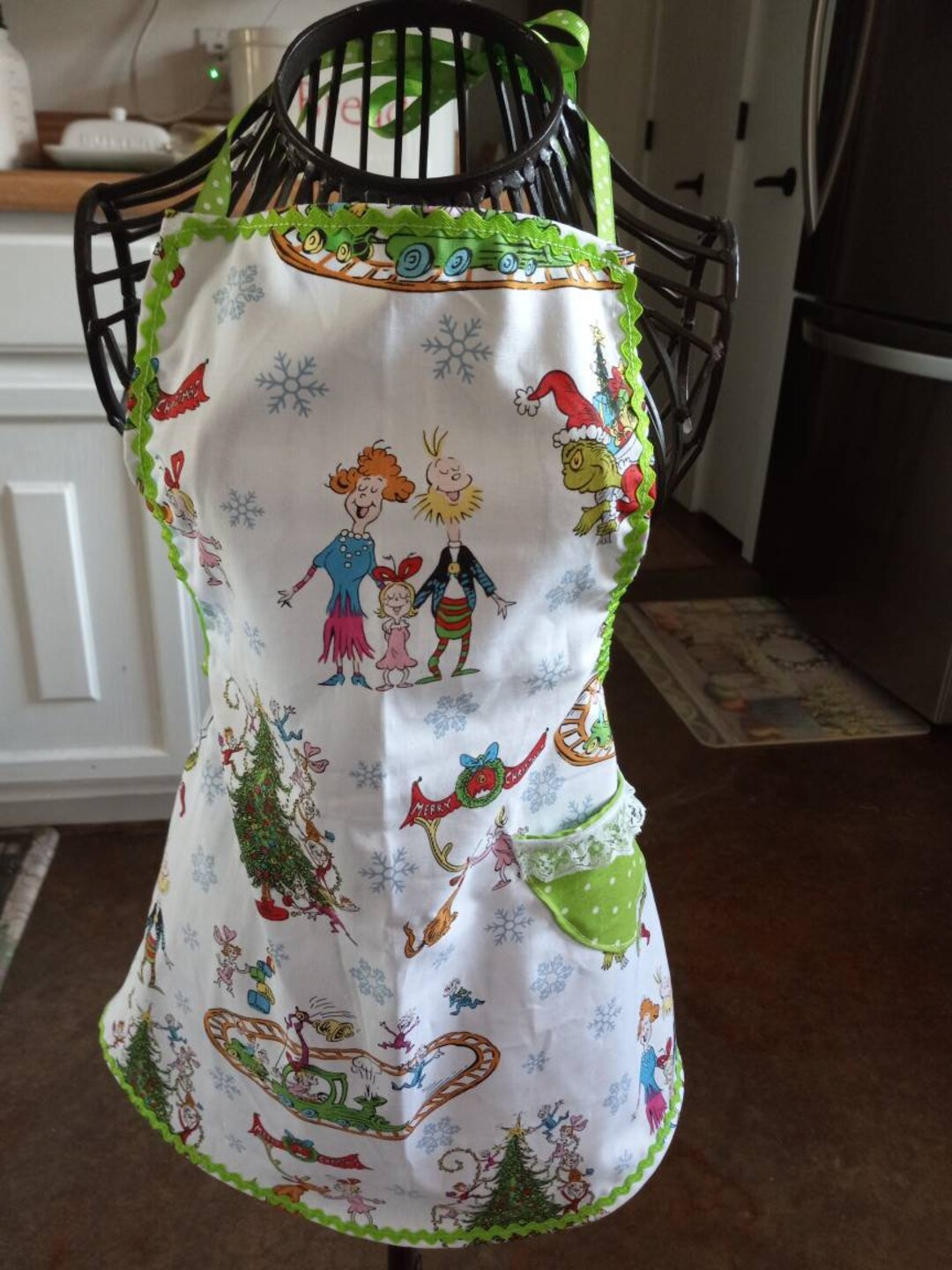 Cindy Lou Who Girls Apron Size 3/4, 5/6, 7/8 - Etsy