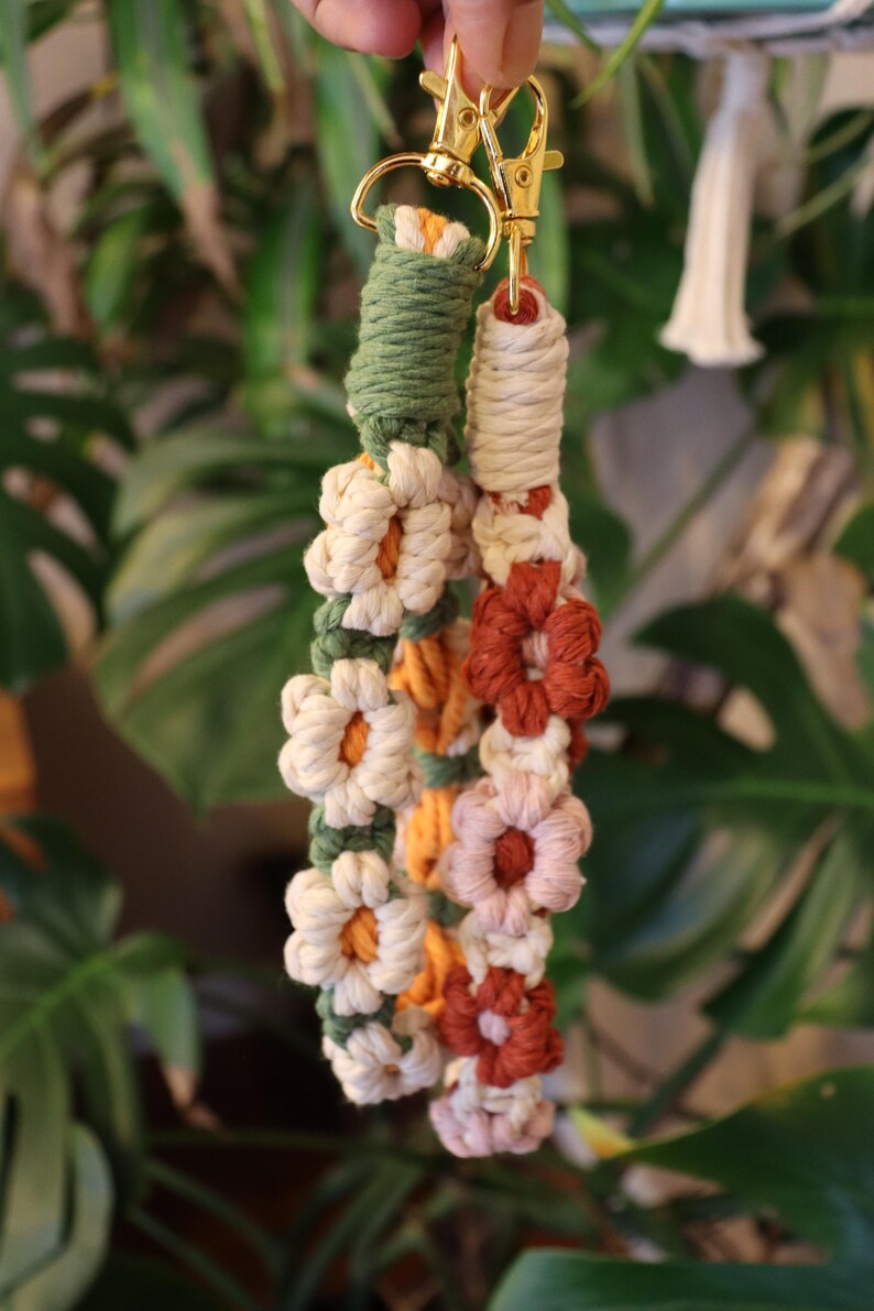 Macrame Daisy Wristlet Keychain | Macrame Wristlet | Flower Wristlet | Mini Lanyard | Macrame ...