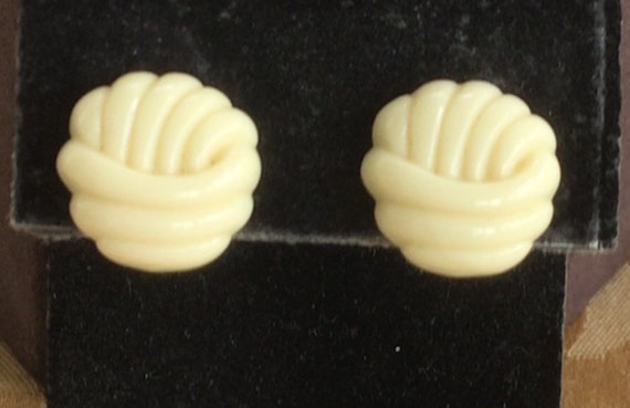 CLIPS AVON Cream Plastic Button Clip Earrings Vintage AK5 - Etsy