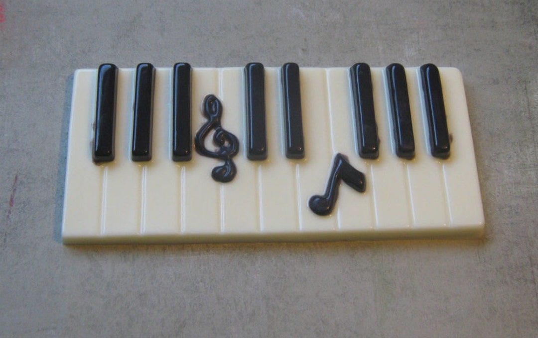 Solid Chocolate Piano Keys Keyboard With Music Note Centerpiece Cake ...