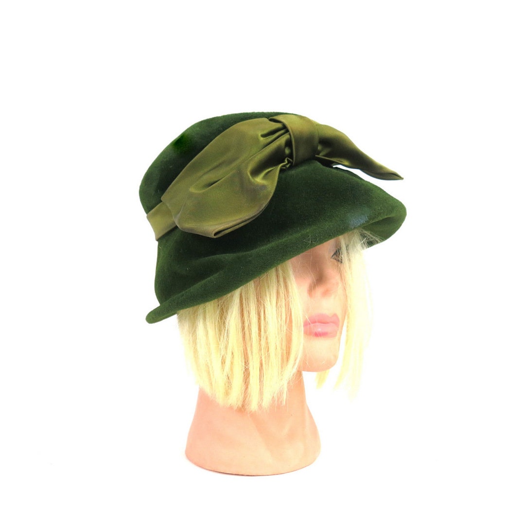 Vintage Green Velvet Hat With Ribbon Band Mid Century Fashion Hat / Maq ...