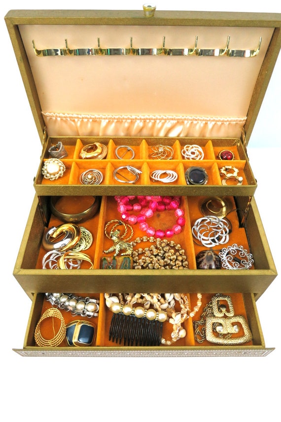 Box full of costume - Gem