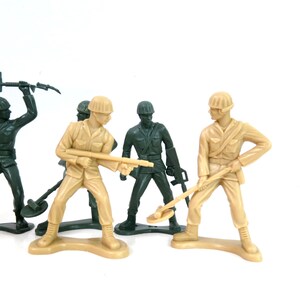 Green & Tan Army Men Plastic Toys Cake Toppers Vintage Greenbrier Army ...