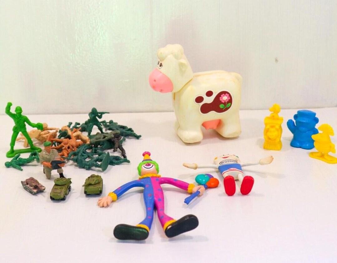 Vintage Toy Lot Random Toys Army Men Soldiers Tomy Cow Bendy Clown DQ ...