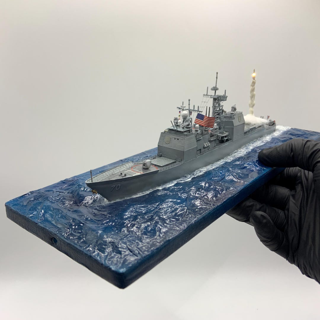 1/700 Ticonderoga-class Cruiser Model With Water Diorama | USS Lake ...